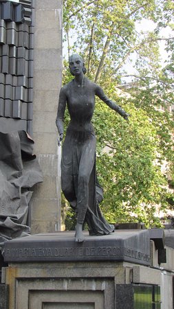 evita-peron statue, national library, buenos aires | Wilbur's Travels